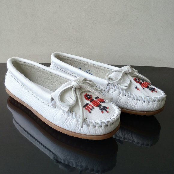 Minnetonka | Shoes | Minnetonka Womens Thunderbird Ii Moc In White ...